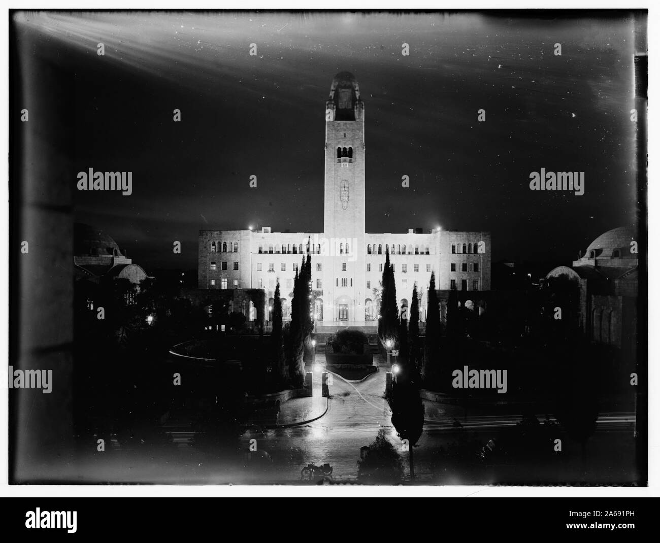 Exterior building lights night Cut Out Stock Images & Pictures - Alamy