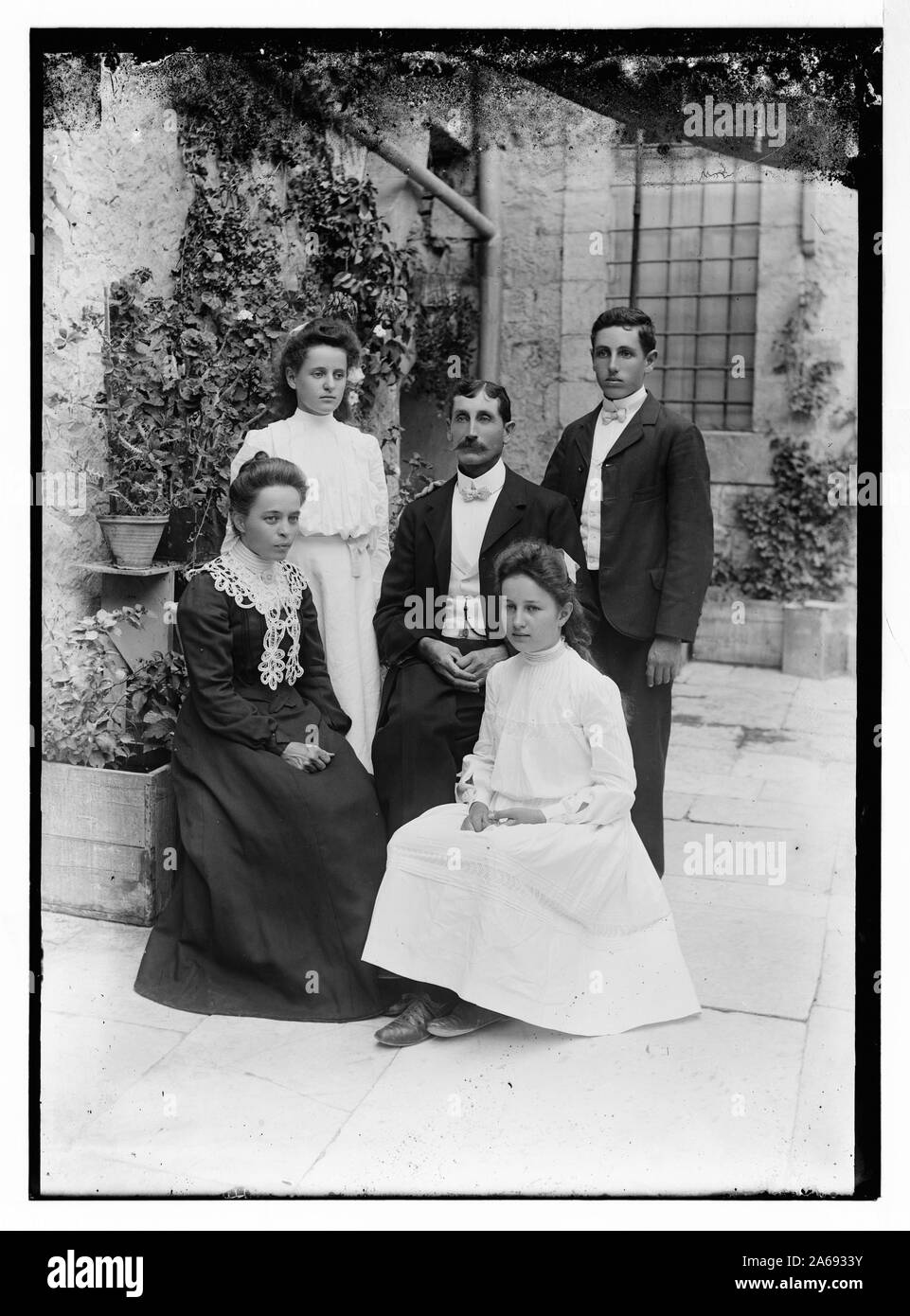 Family portrait photograph old hi-res stock photography and images - Alamy