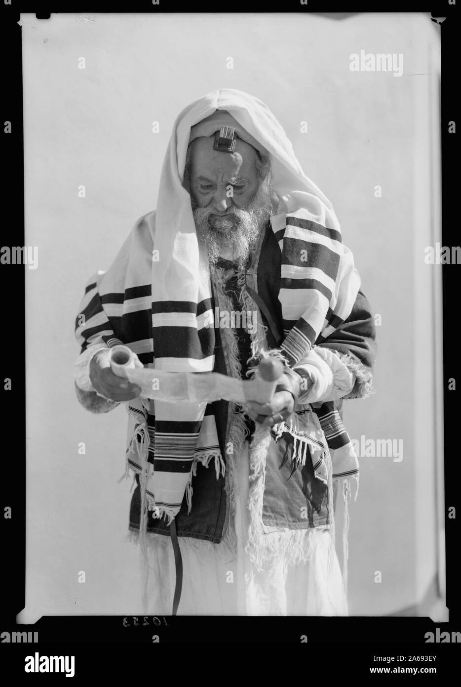 Yemenite Rabbi Avram arrayed for prayer, reading scroll Stock Photo - Alamy