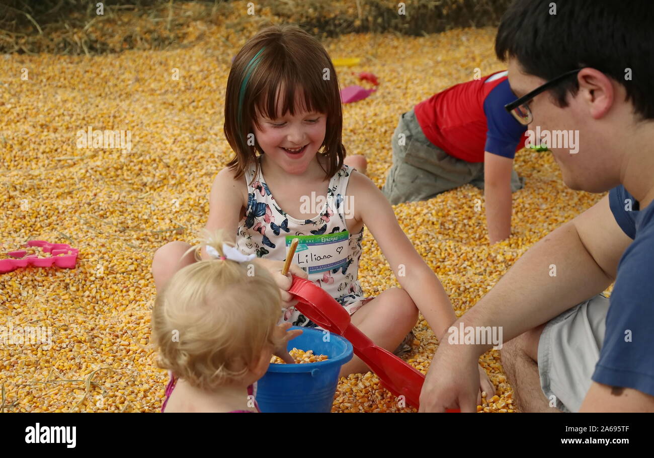 Children playing in sand pit hi-res stock photography and images - Alamy