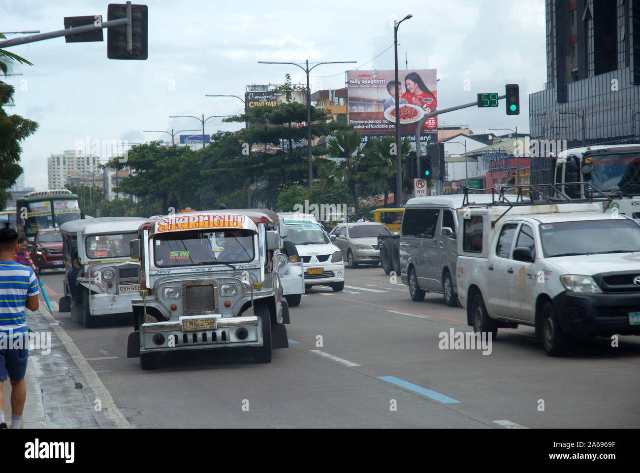 Busy manila street and jeepney hi-res stock photography and images - Alamy