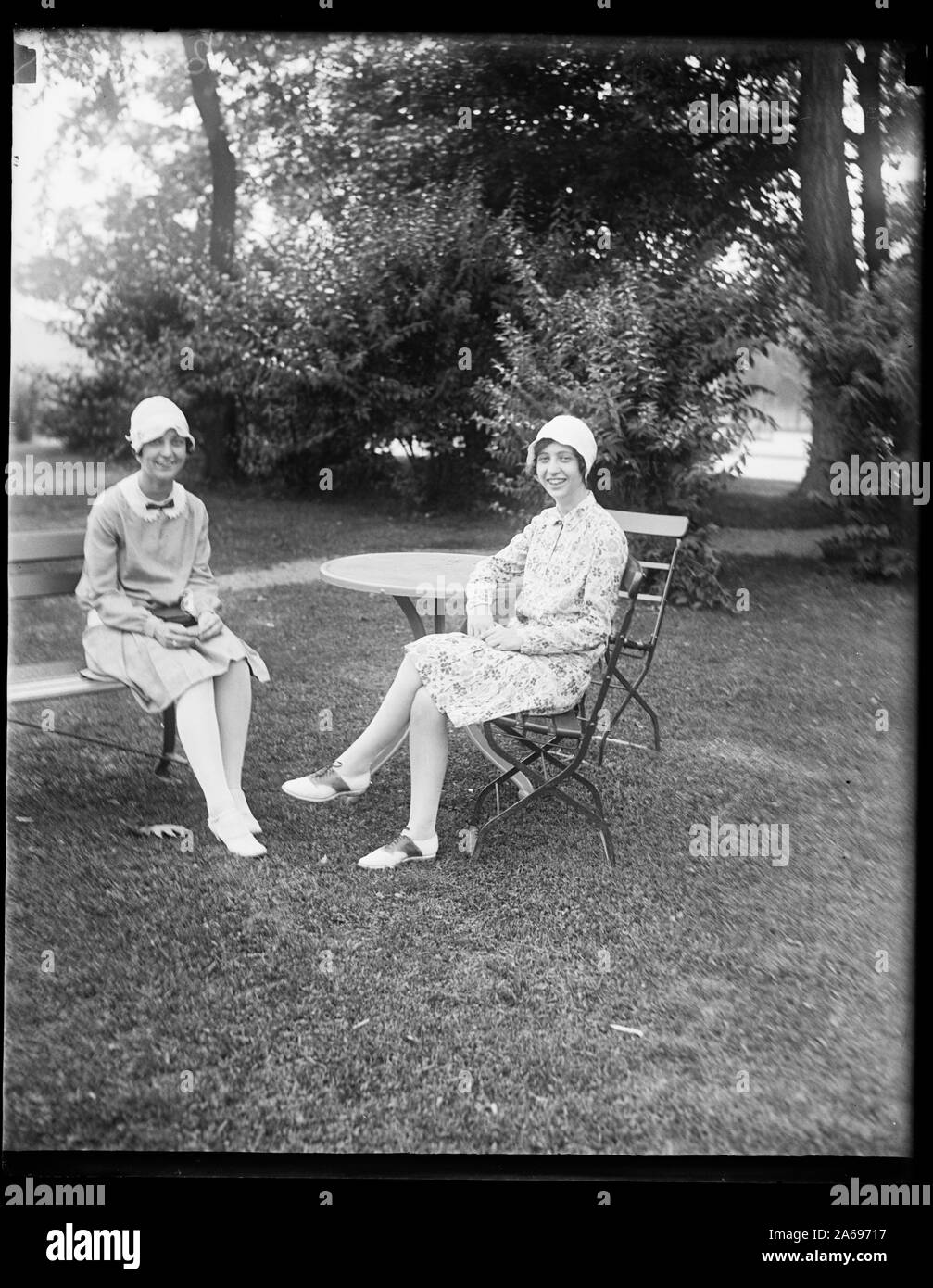Meeting group people young Black and White Stock Photos & Images - Alamy