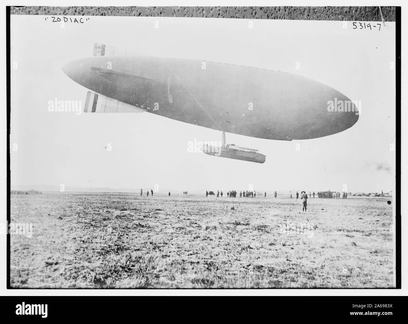 Blimp airship hi-res stock photography and images - Alamy
