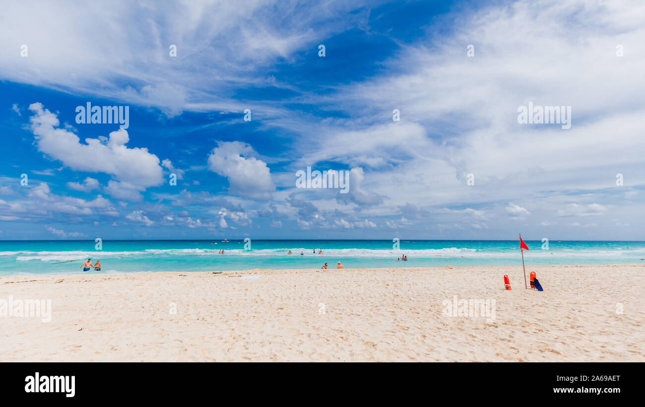 Cancun, Mexico - Sep 28, 2019 : View of Cancun beach in Caribbean Sea ...