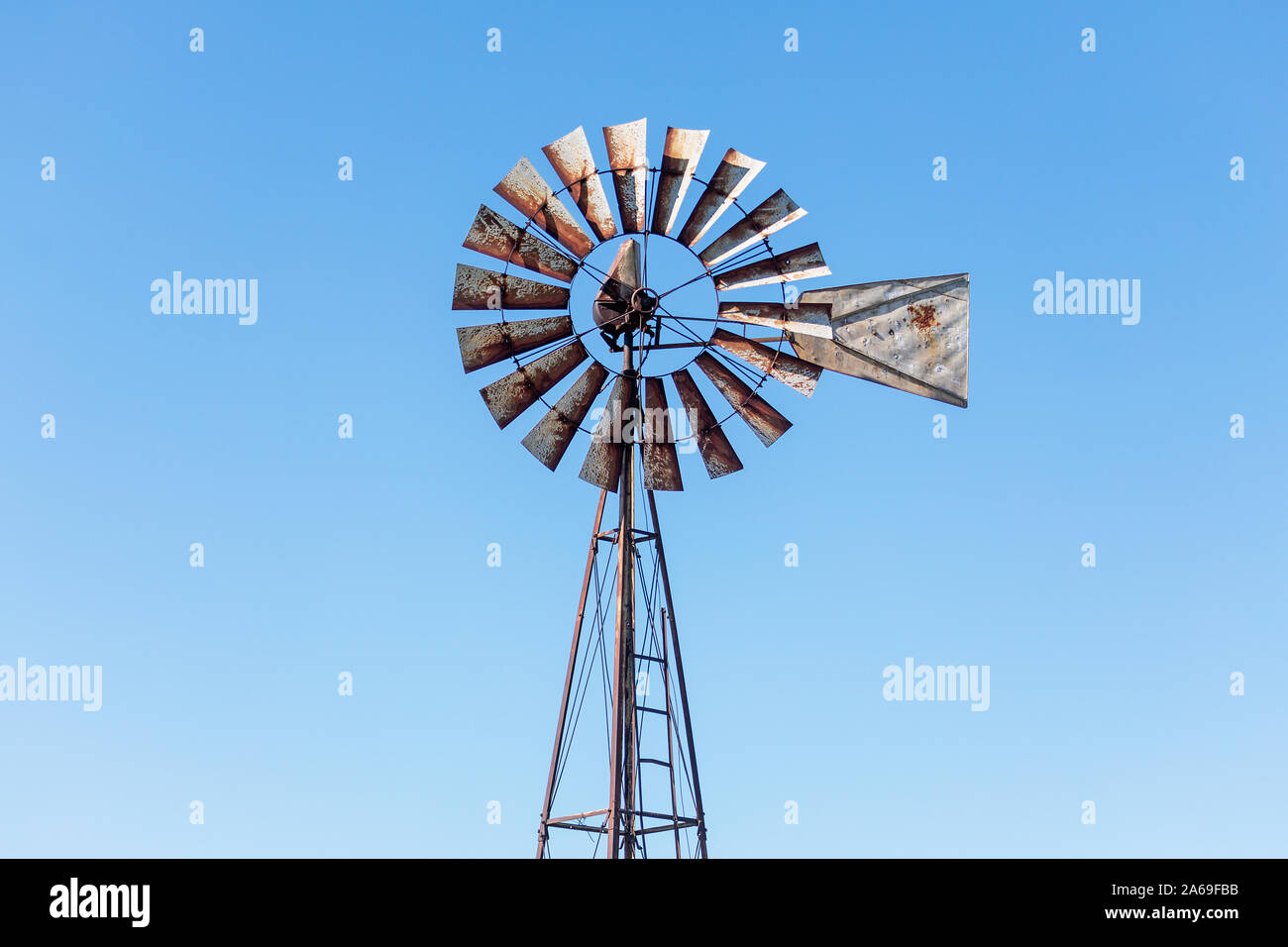 Windpump on an Iowa farm Stock Photo - Alamy