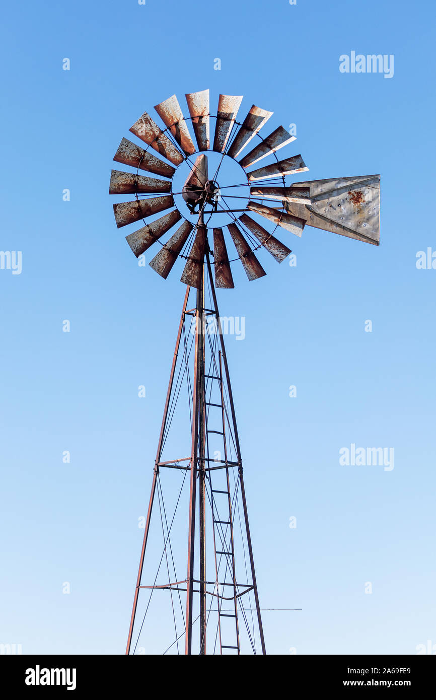 Windpump on an Iowa farm Stock Photo - Alamy