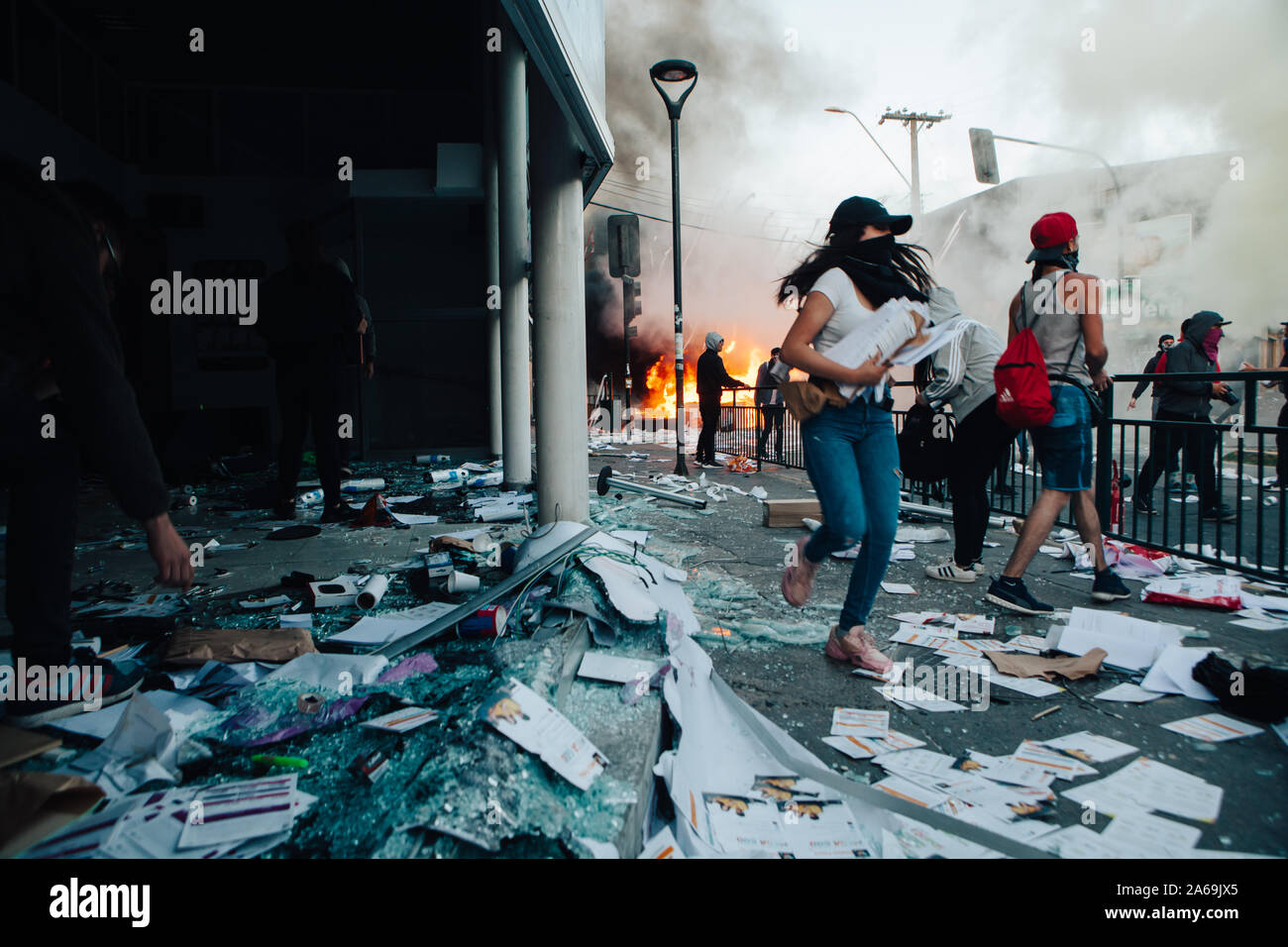 Looters hi-res stock photography and images - Alamy