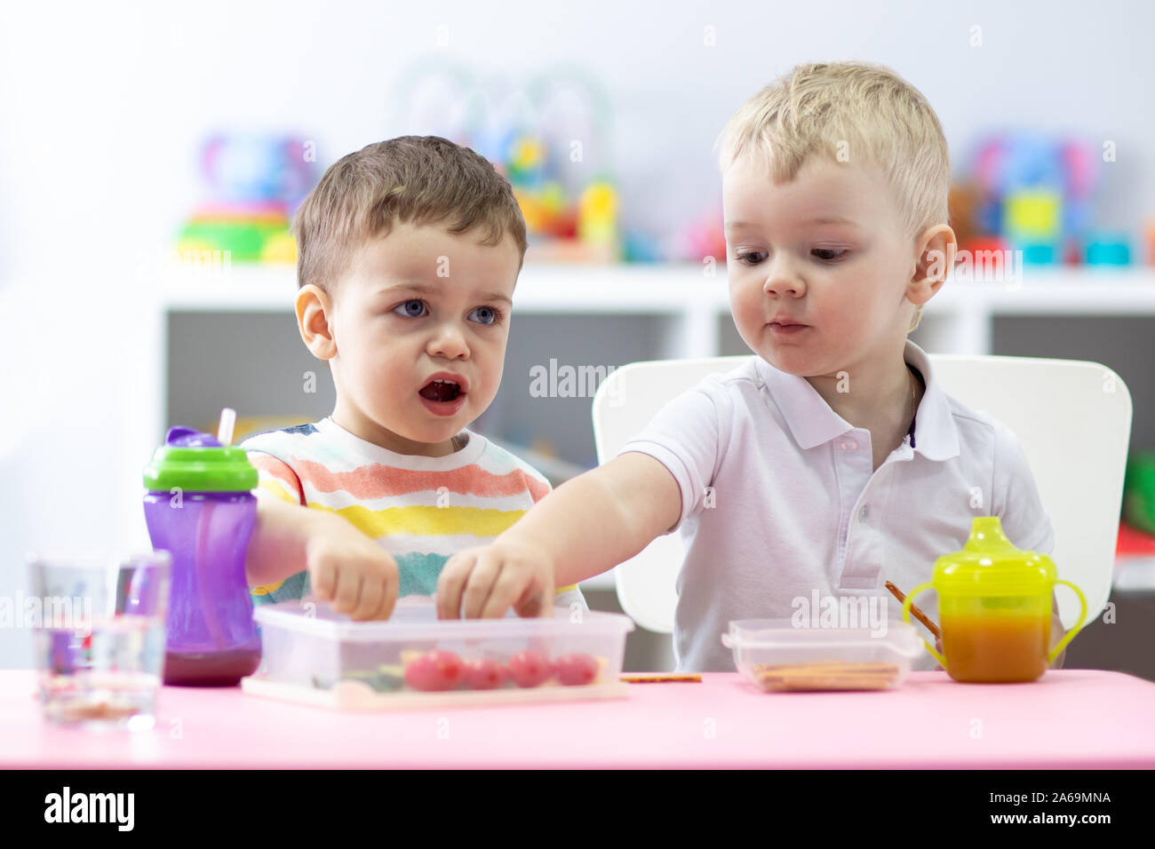 Kids snack time at school hi-res stock photography and images - Alamy