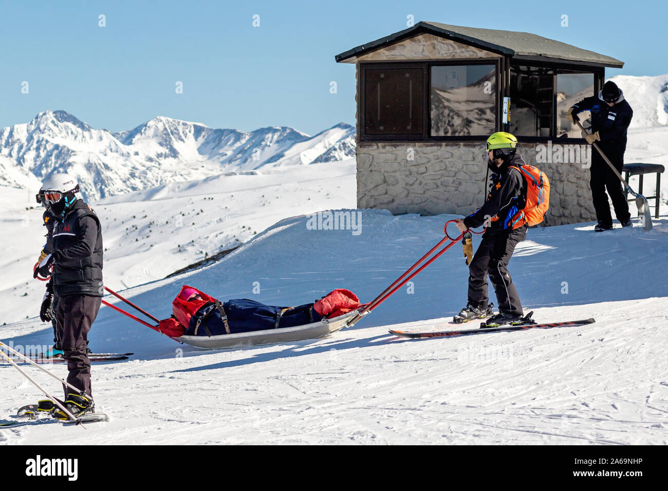 Mountain rescue stretcher snow hi-res stock photography and images - Alamy