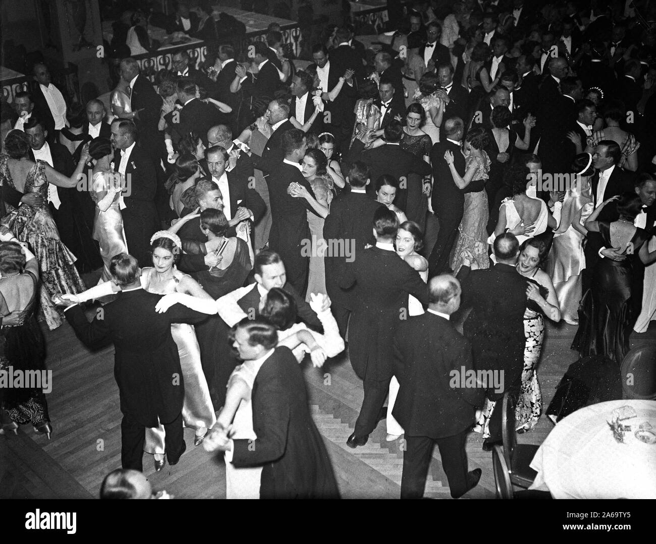 Couples on dance floor dancing Black and White Stock Photos & Images ...