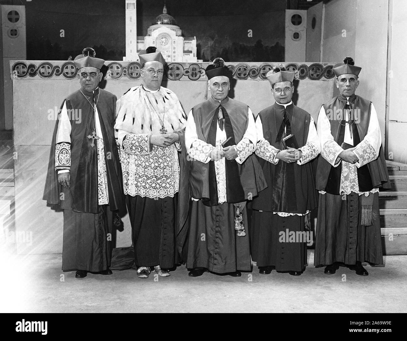 Clergy in robes hi-res stock photography and images - Alamy