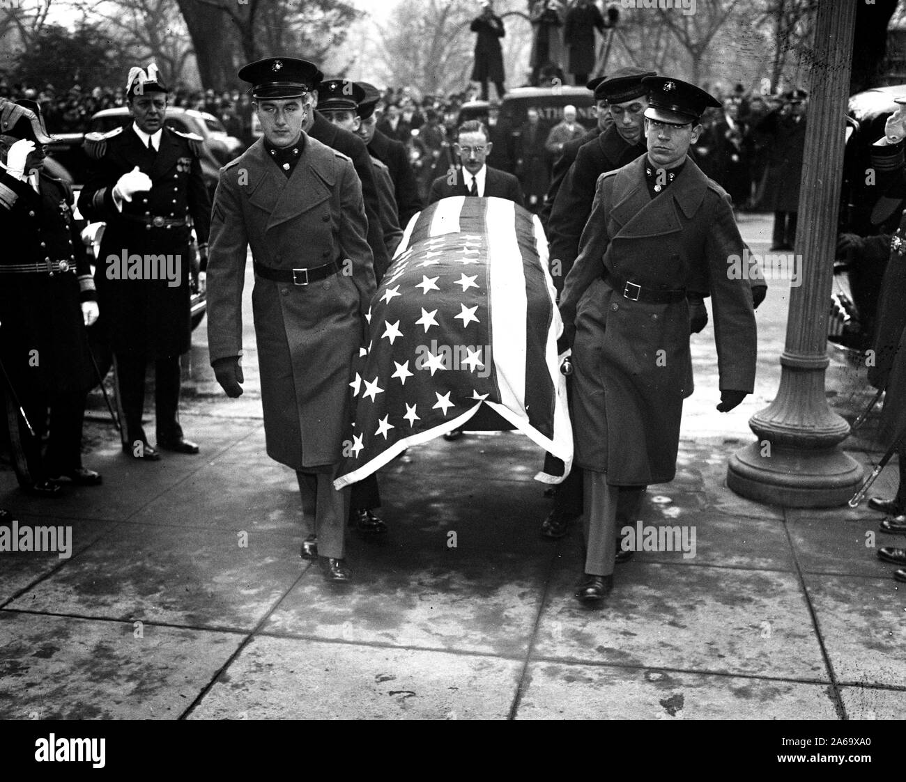 Flag draped coffin hi-res stock photography and images - Alamy