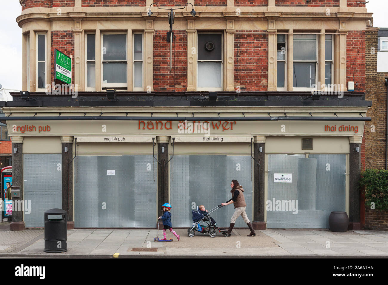 Run down pub hi-res stock photography and images - Alamy