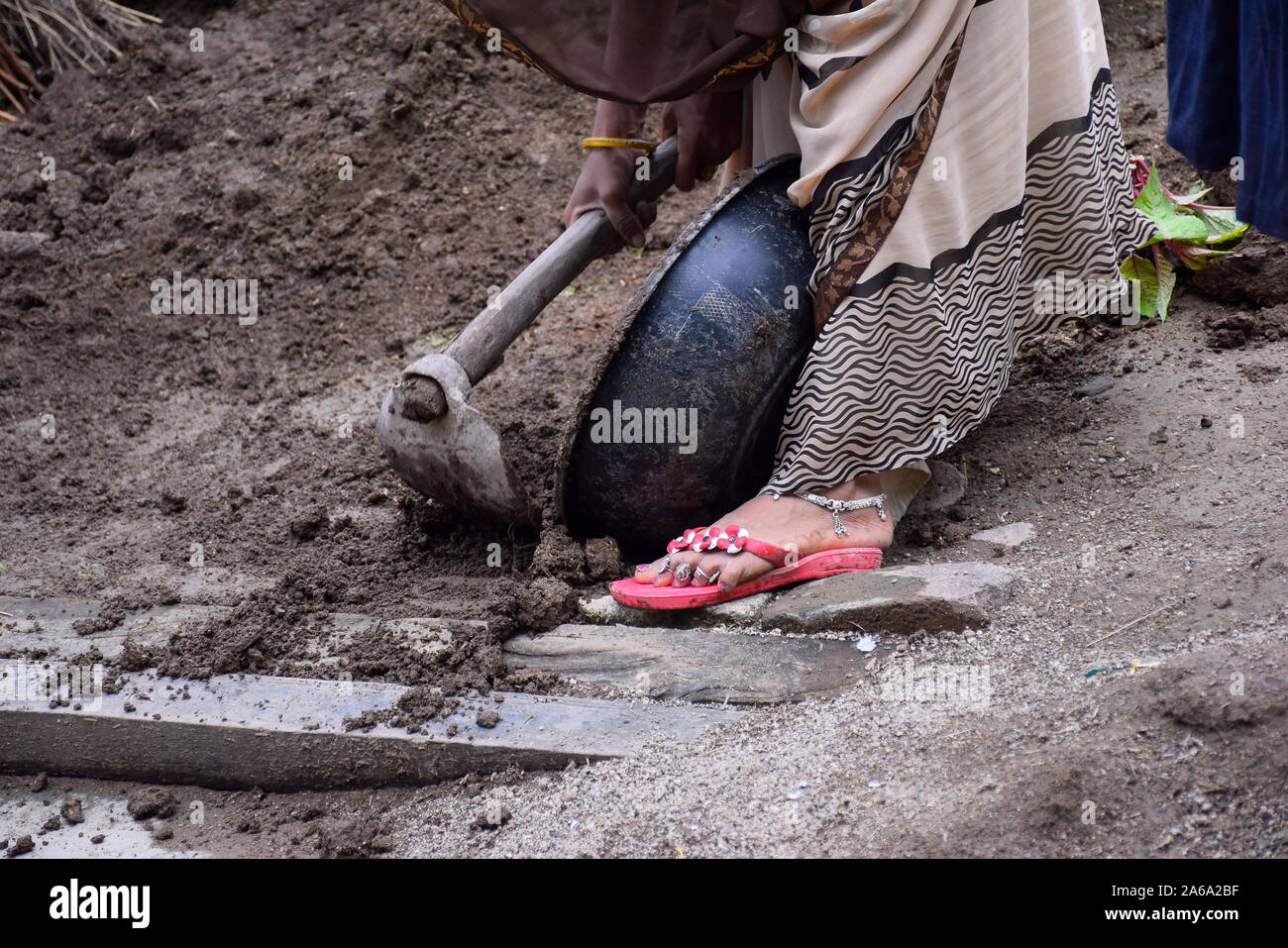 Woman shovel dig digging hi-res stock photography and images - Alamy