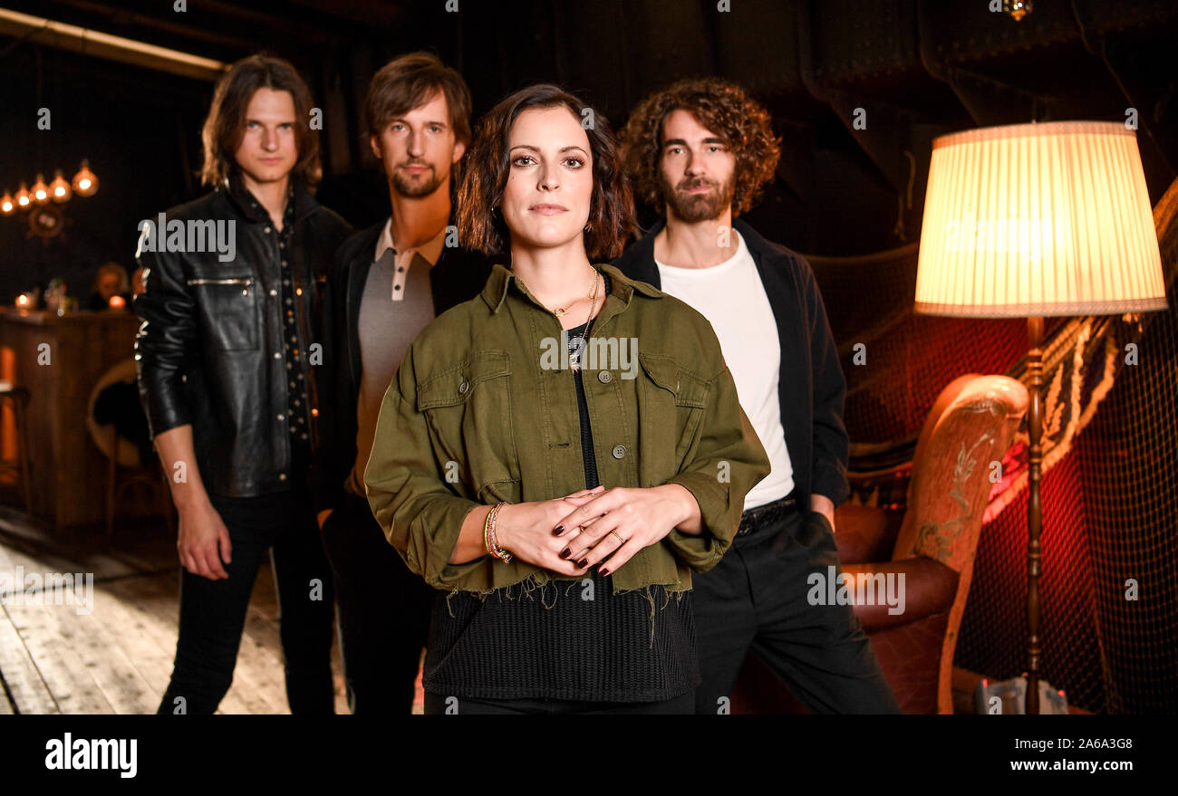 21 October 2019, Berlin: Thomas Stolle (l-r), Johannes Stolle, Stefanie ...