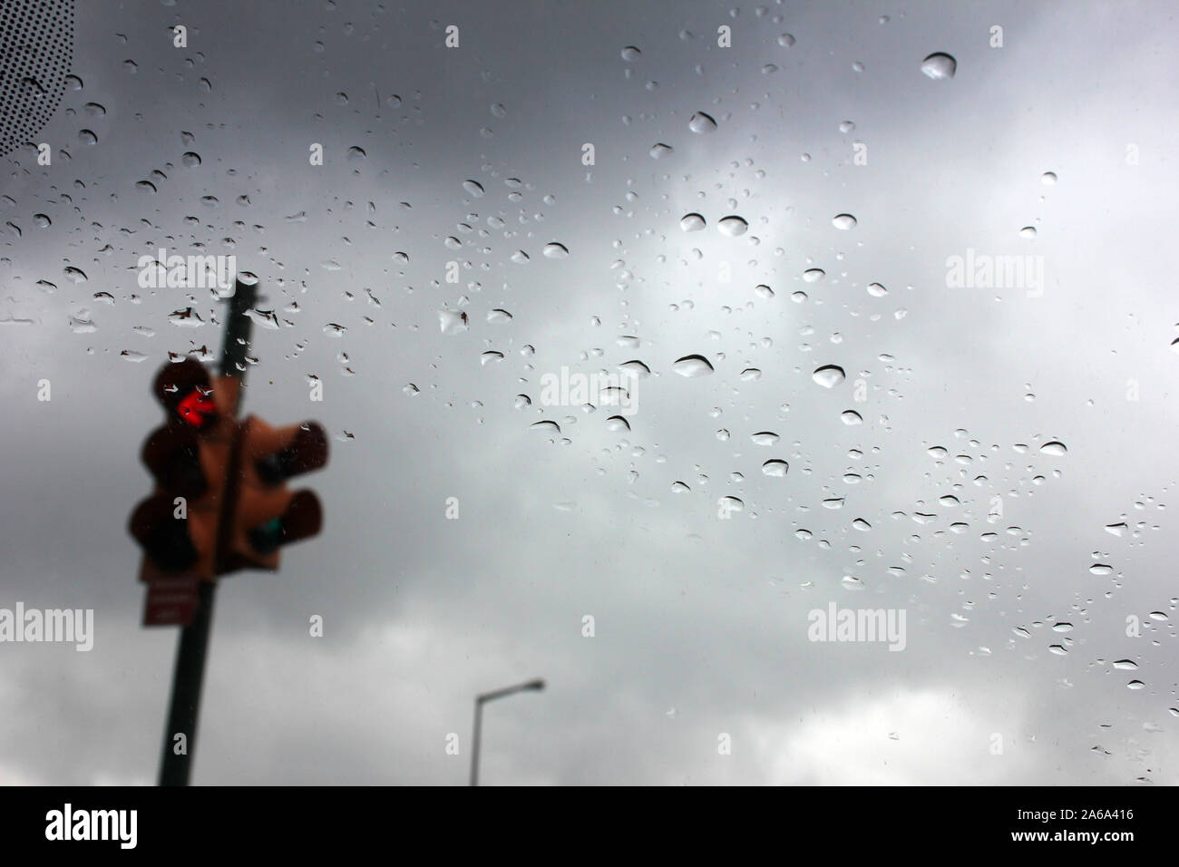 Traffic lights and rain Stock Photo - Alamy