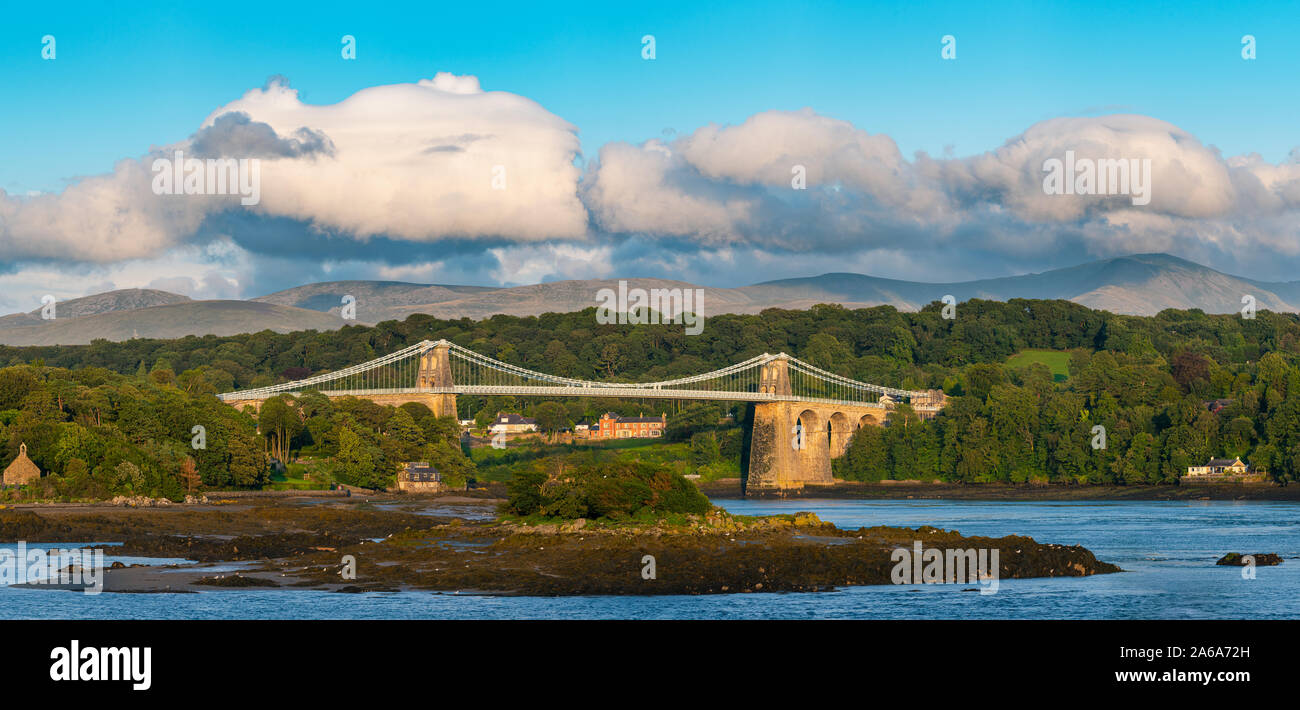 Menai Suspension Bridge (Pont Grog y Borth) across the Menai Strait ...