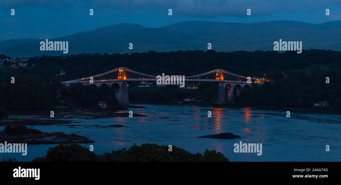 Menai Suspension Bridge (Pont Grog y Borth) across the Menai Strait ...