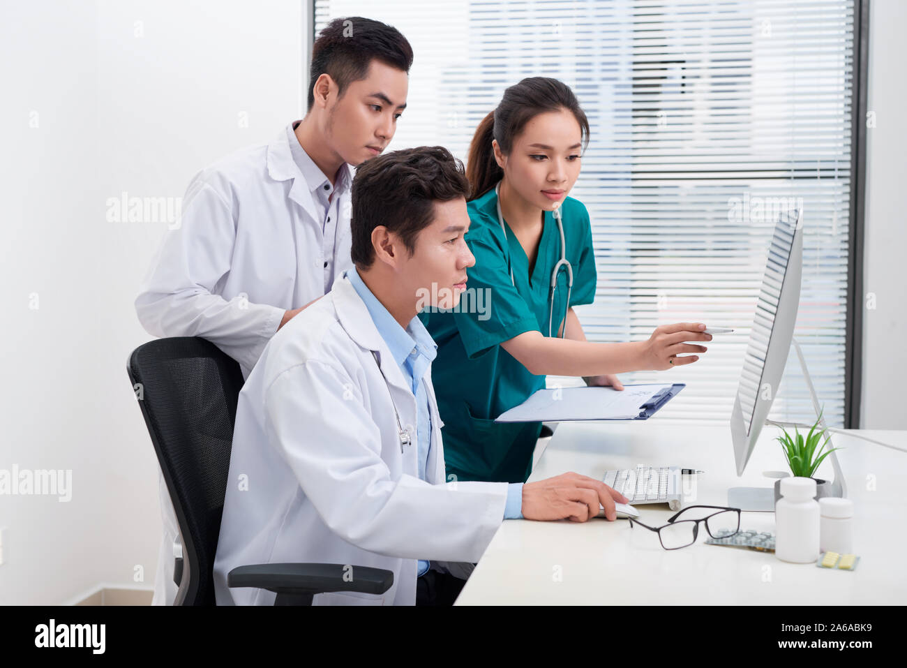 Team of doctors working together Stock Photo - Alamy