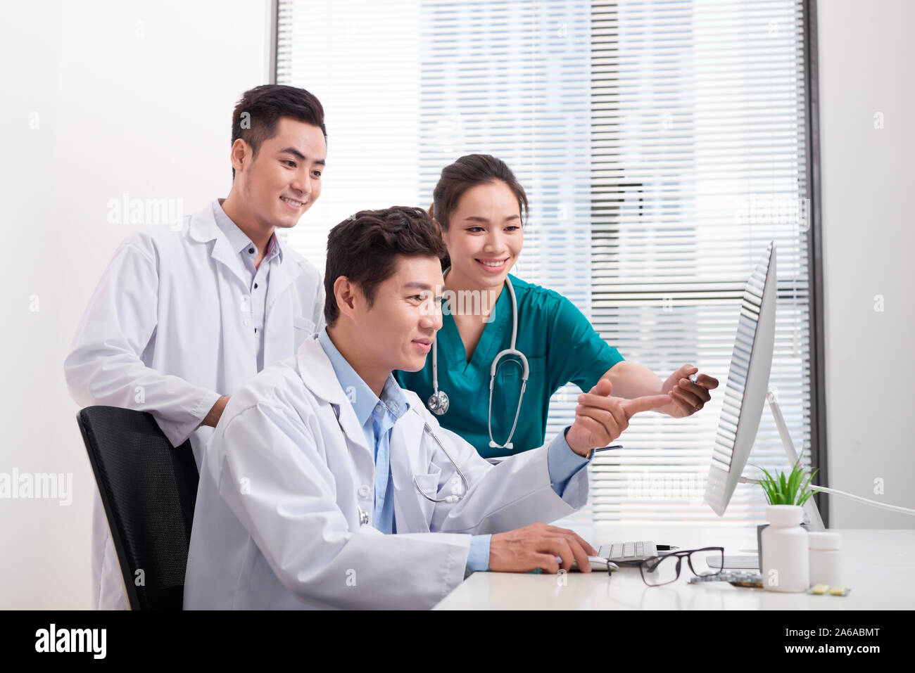 Team of doctors hi-res stock photography and images - Alamy