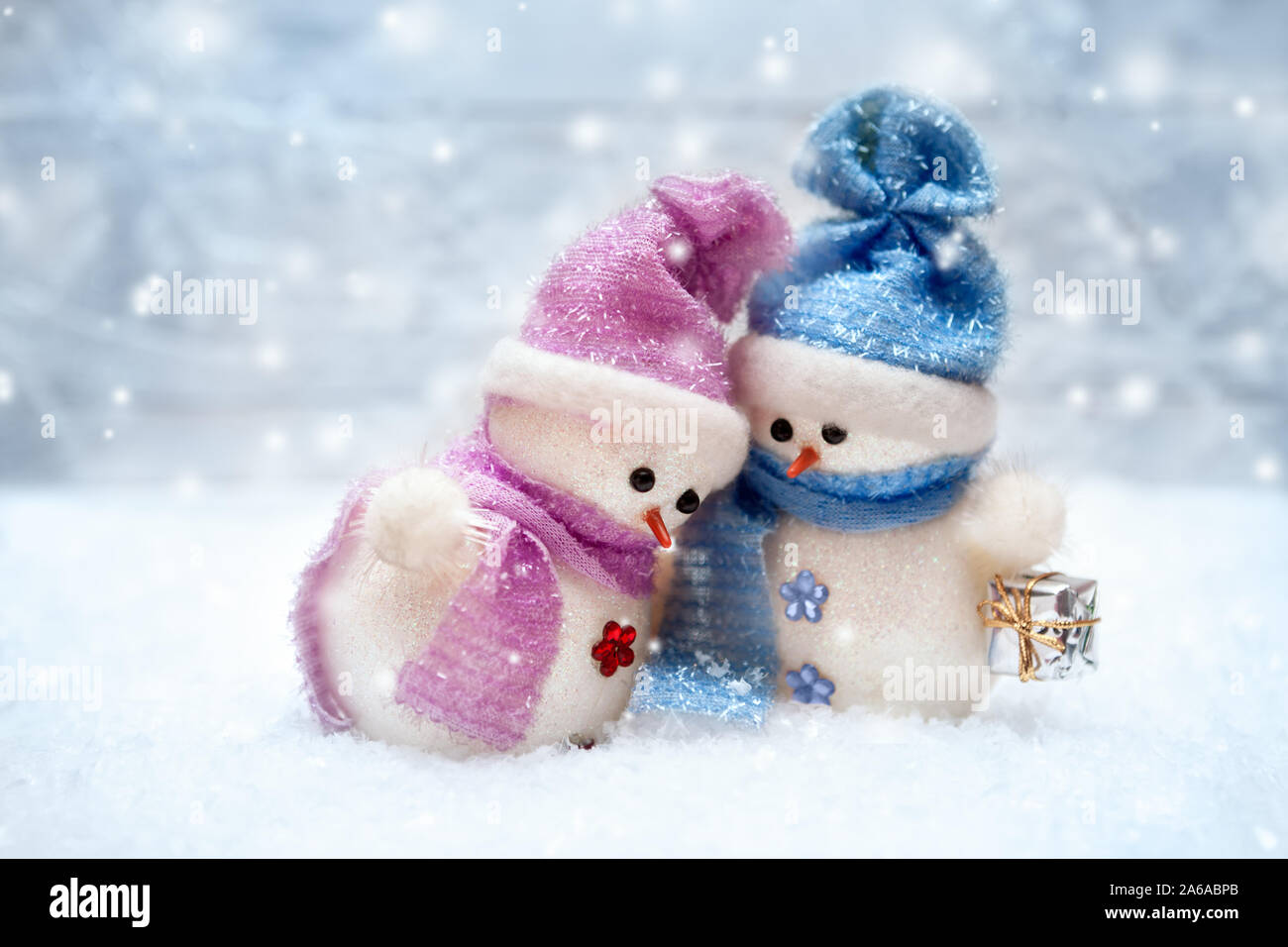 Snowmen love couple on Christmas Stock Photo - Alamy