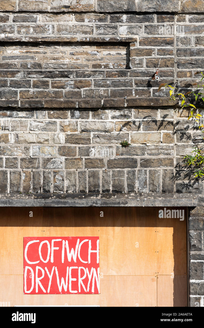 Cofiwch Dryweryn sign / graffiti painted on building in Welsh town of ...