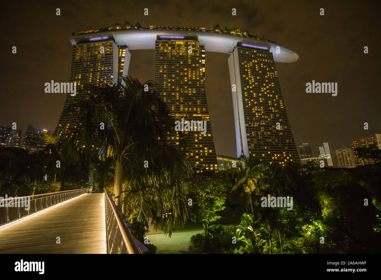 night around the Marina bay in Singapore this iconic place will blow ...
