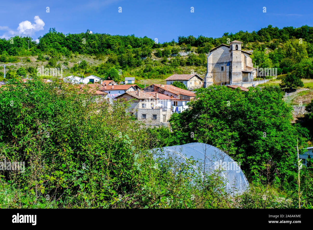 Country village scenes hi-res stock photography and images - Alamy