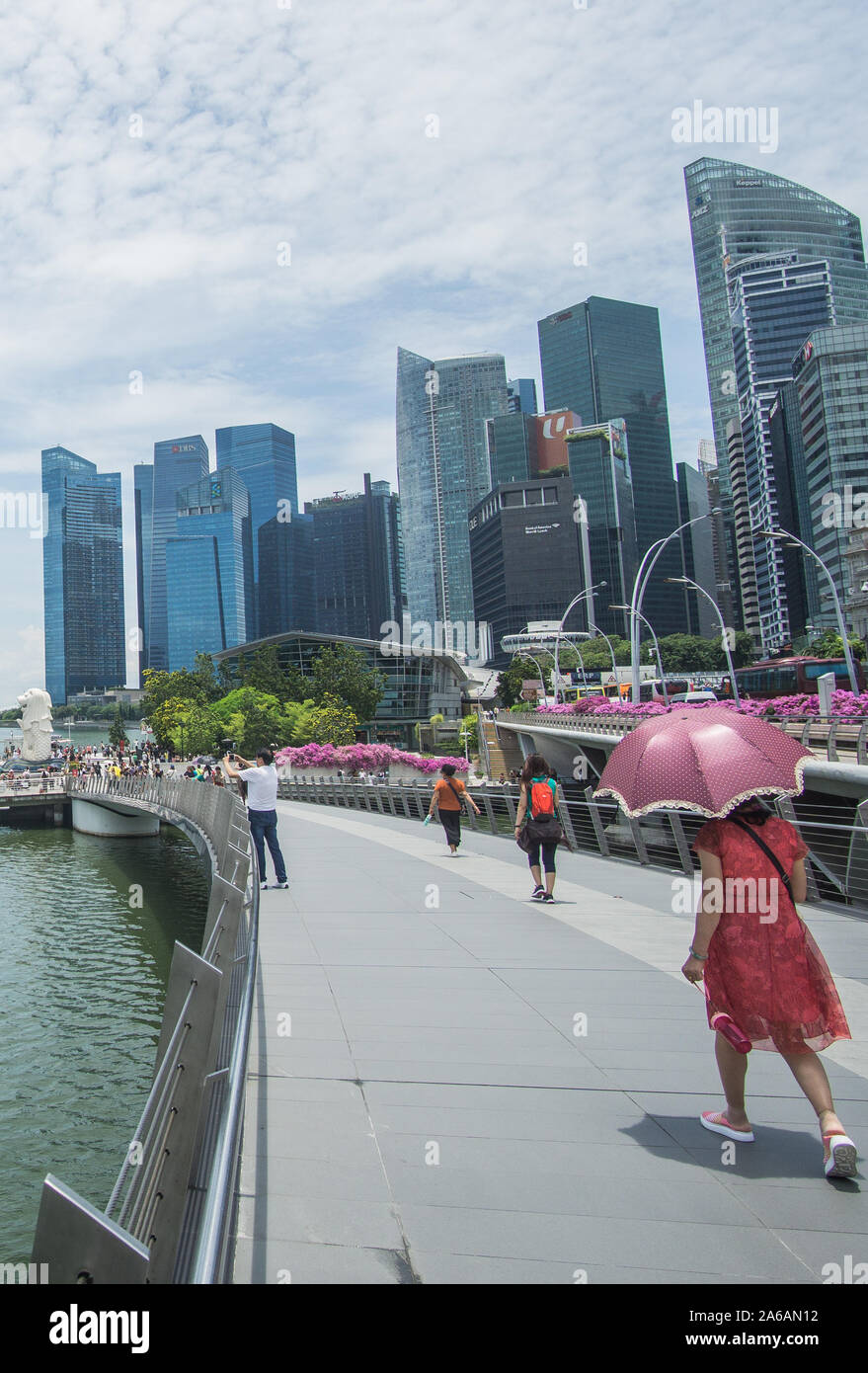 People walking around in a beautiful day at the Marina bay in Singapore ...