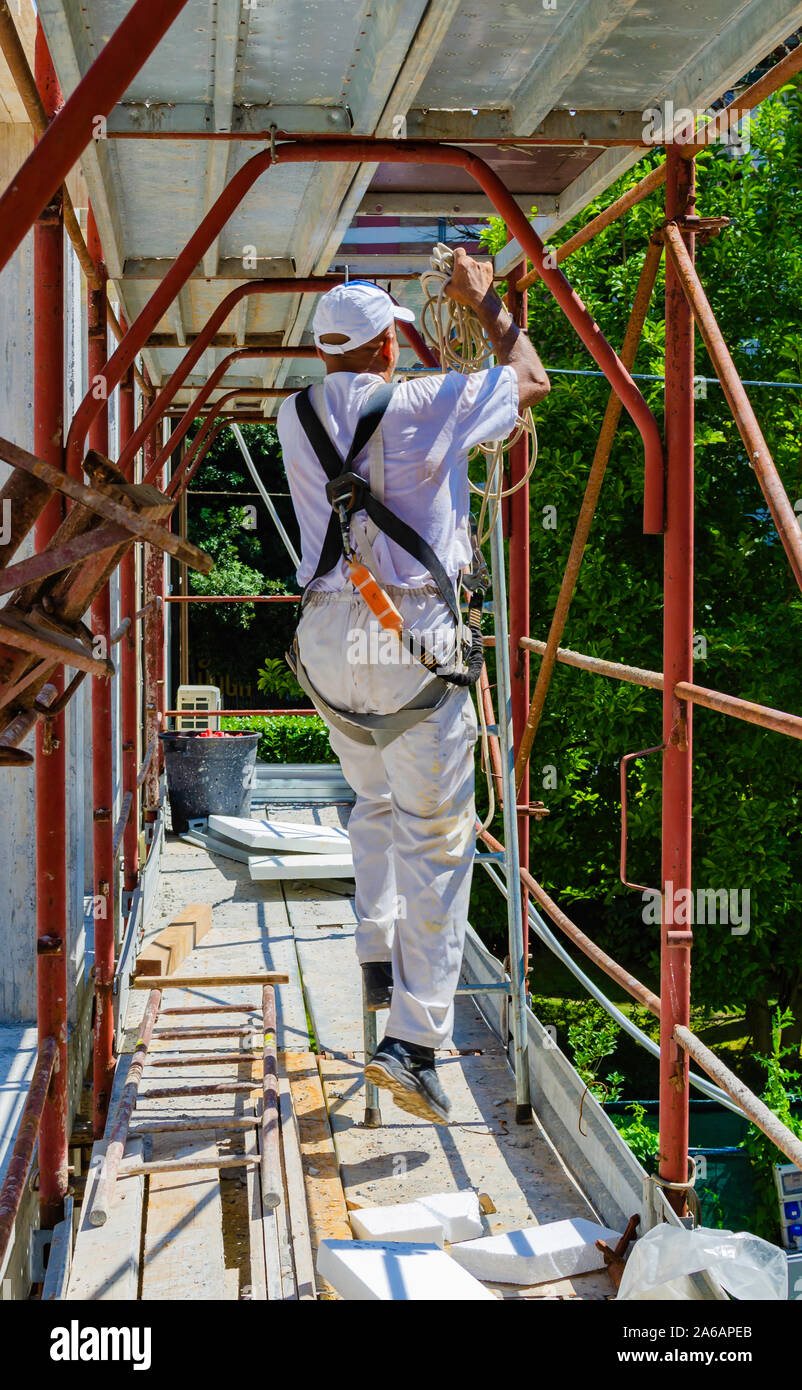 Mounting scaffolding hi-res stock photography and images - Alamy