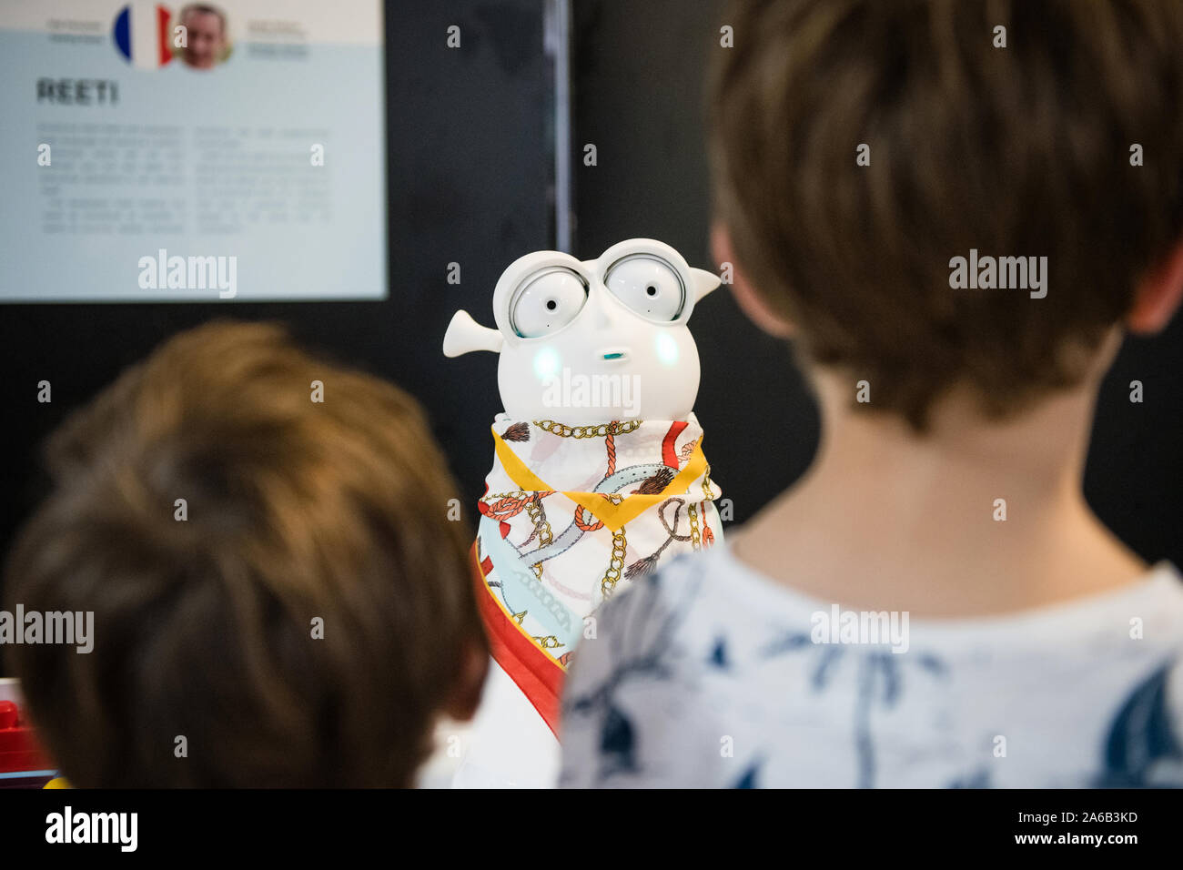 Emotional robots hi-res stock photography and images - Alamy