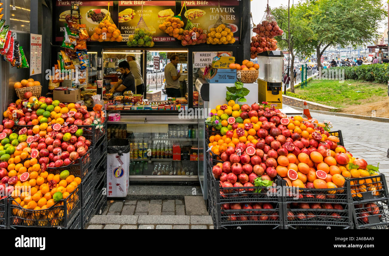 ISTANBUL TURKEY FRESH FRUIT STALL WITH ORANGES AND POMEGRANATES Stock ...