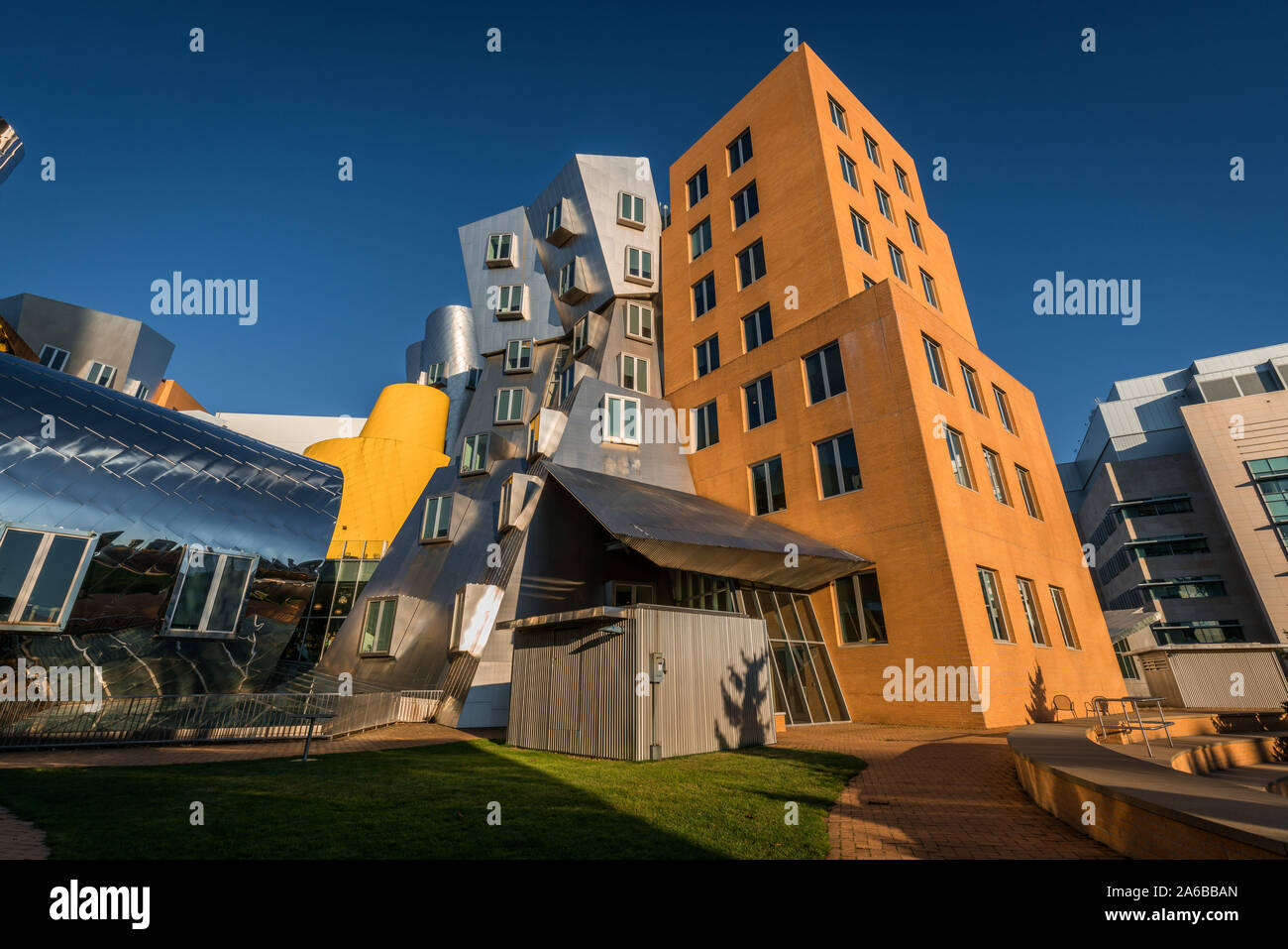 Frank gehry boston hi-res stock photography and images - Alamy