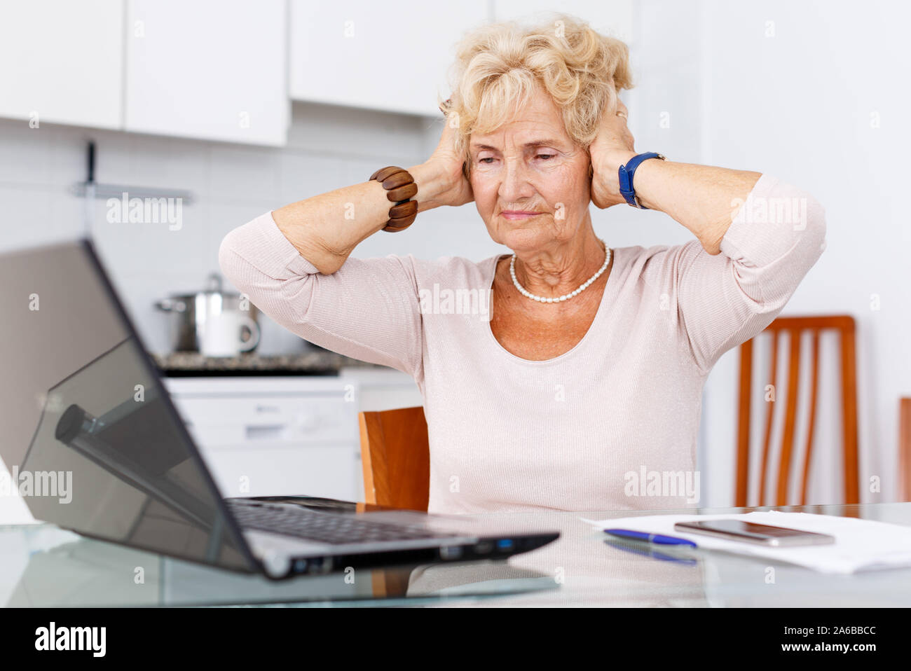 Elderly computer confusion hi-res stock photography and images - Alamy