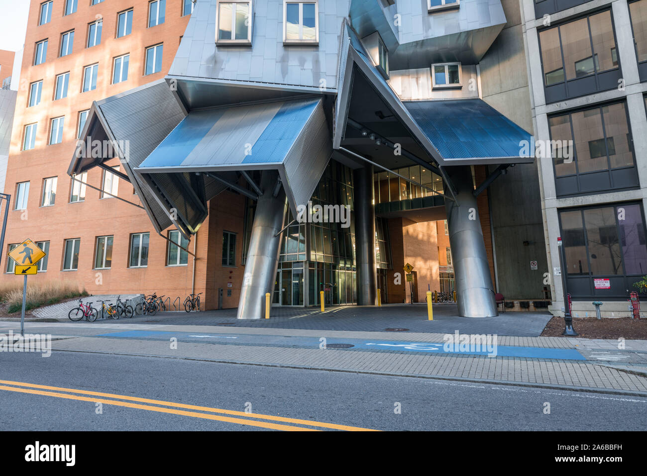 Frank gehry boston hi-res stock photography and images - Alamy