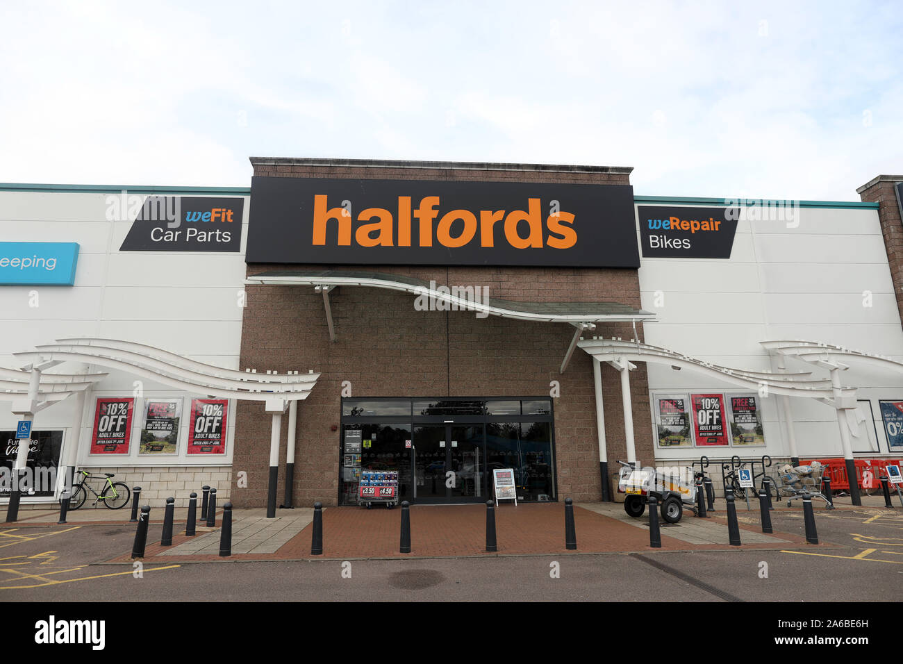 Halfords Retail Park Stock Photos & Halfords Retail Park Stock Images ...