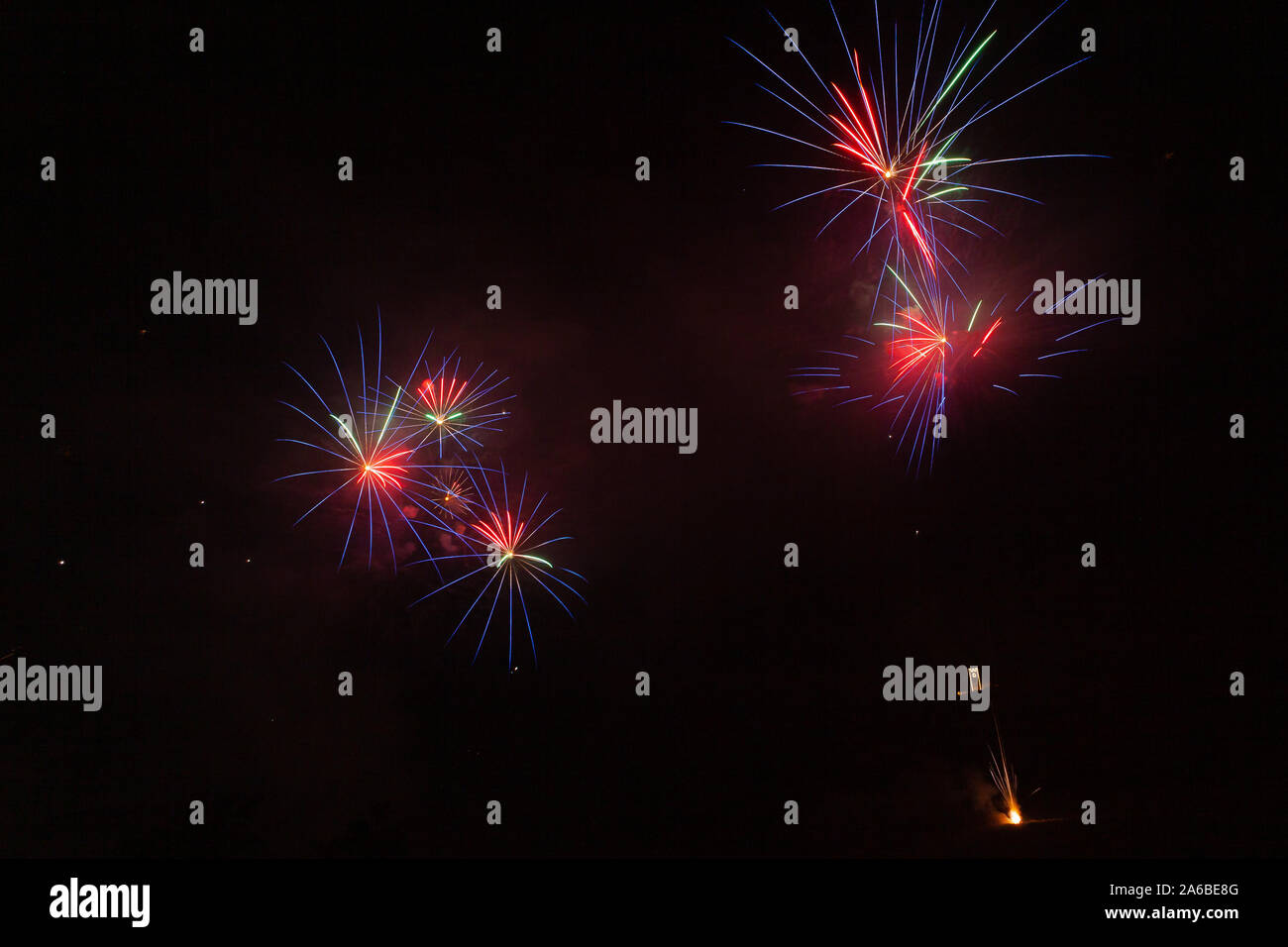 Red white blue fireworks hi-res stock photography and images - Alamy