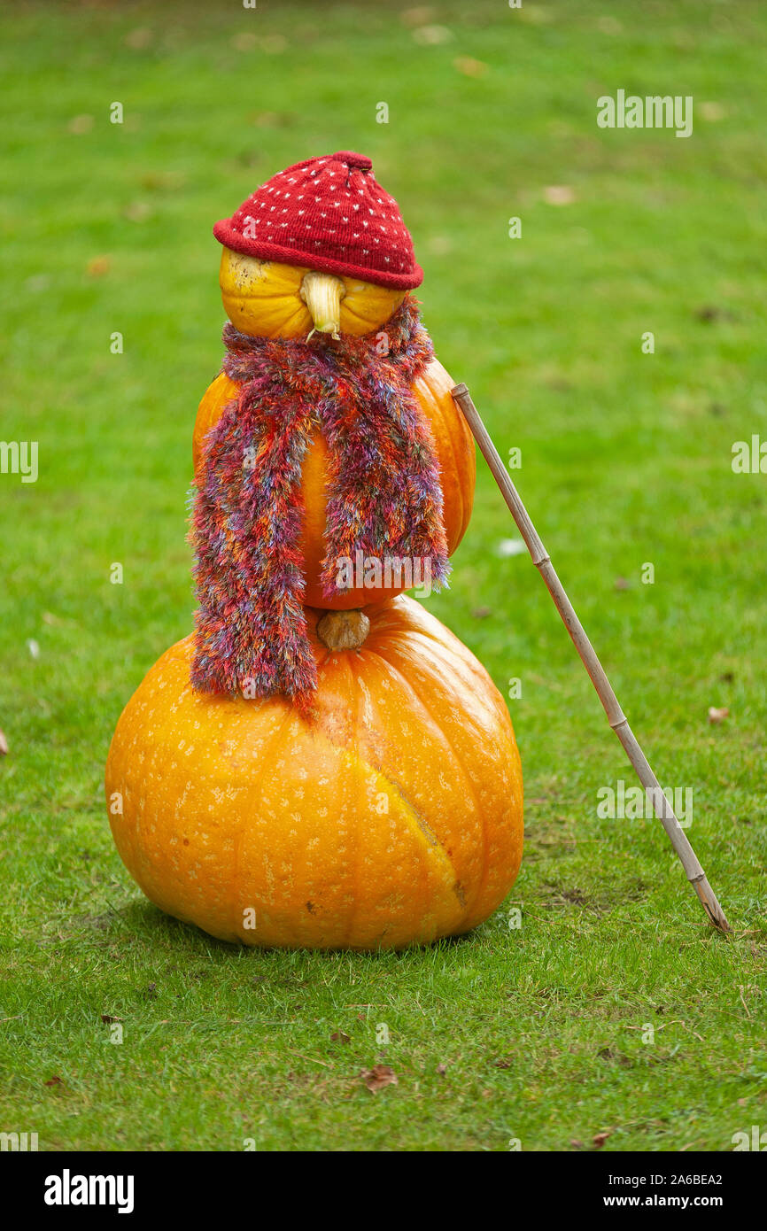 Pumpkin snowman hi-res stock photography and images - Alamy