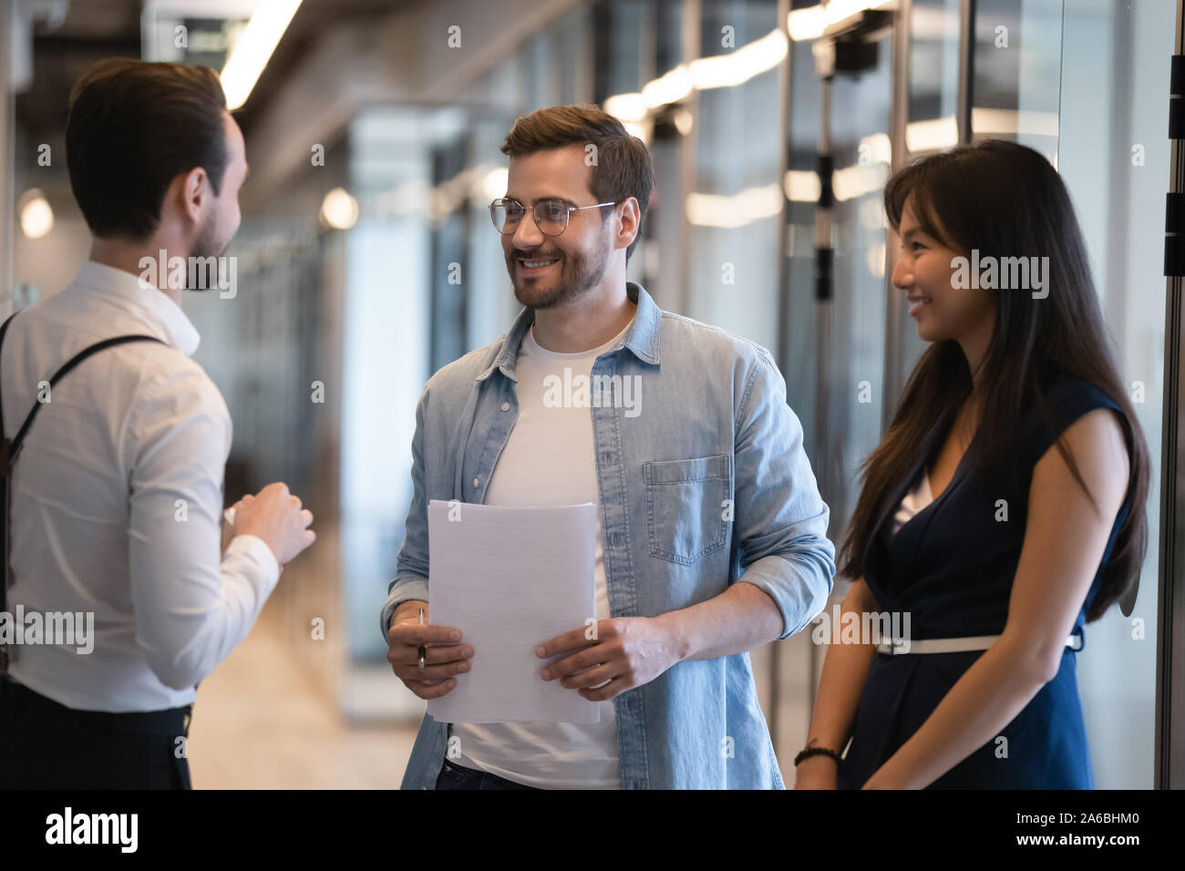 Vietnamese people talking hi-res stock photography and images - Alamy
