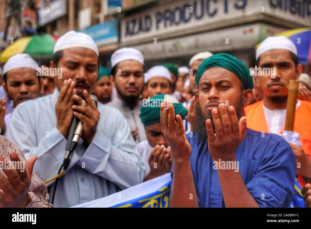 Dhaka, Bangladesh. 25th Oct, 2019. Members of Islami Jubo Andolon, the ...