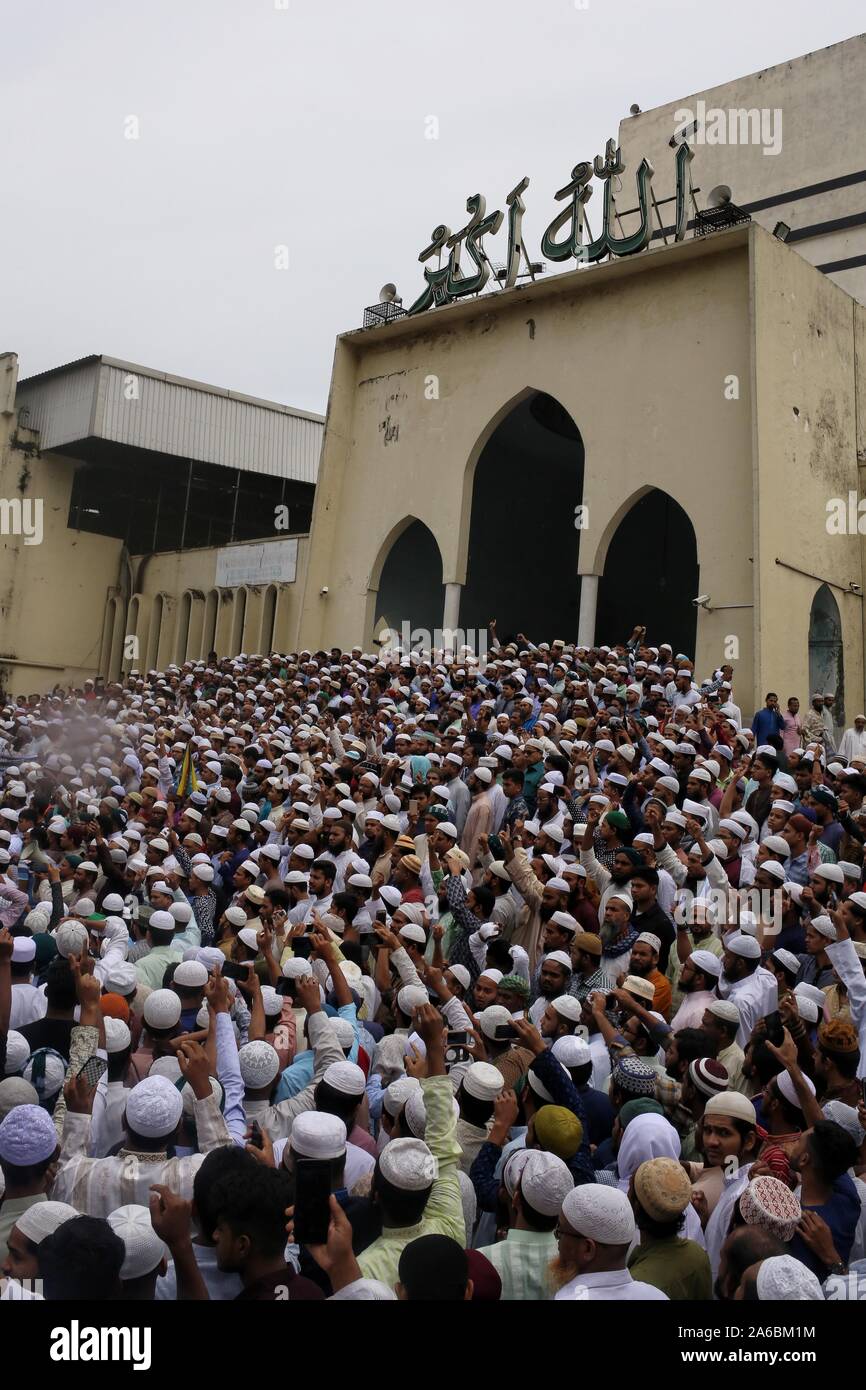 Dhaka, Bangladesh. 25th Oct, 2019. Members of Islami Jubo Andolon, the ...