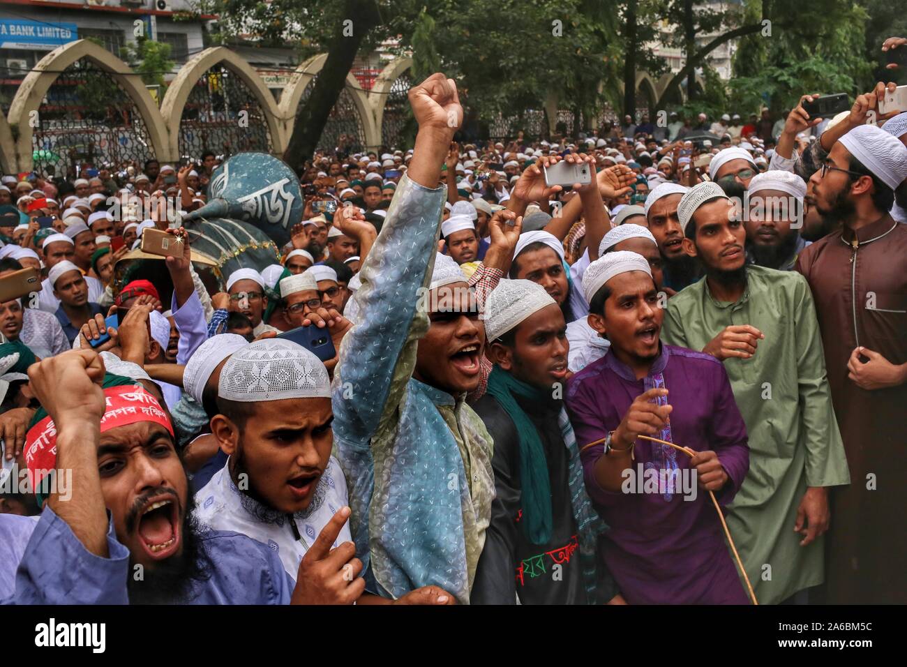 Dhaka, Bangladesh. 25th Oct, 2019. Members of Islami Jubo Andolon, the ...
