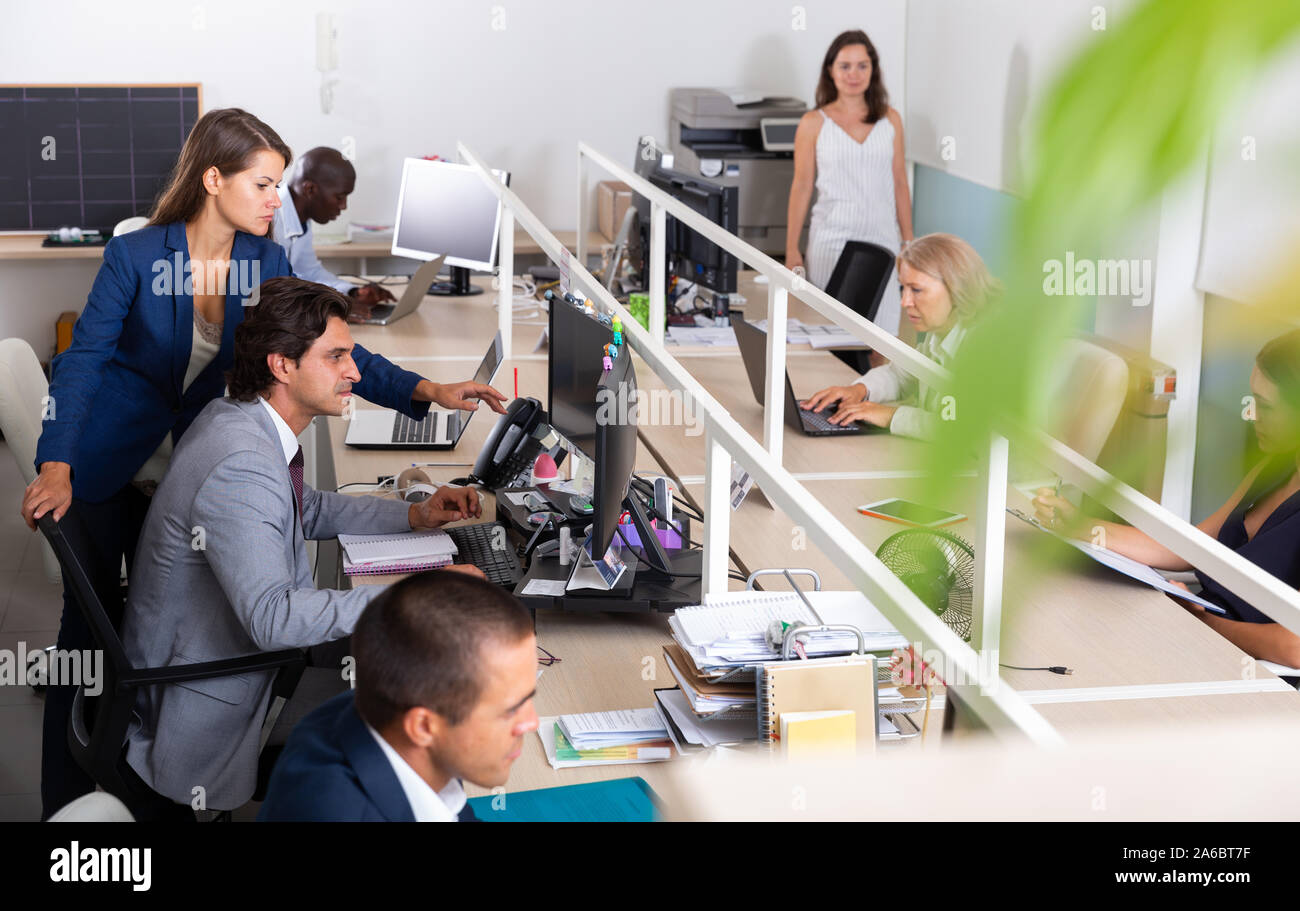 International business team working and communicating together in ...