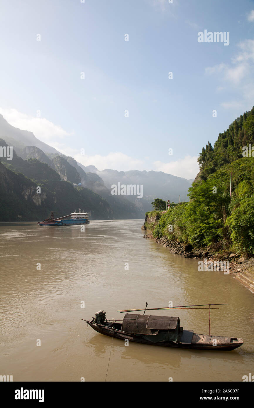 Traditional Chinese boat moored on the Yangtzee River, China Stock ...