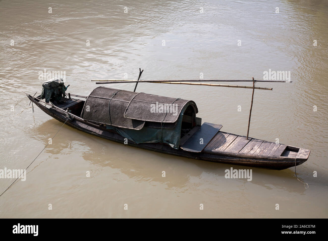Traditional Chinese boat moored on the Yangtzee River, China Stock ...
