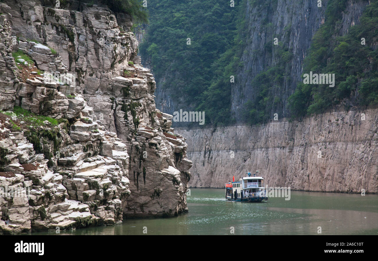 Small tourist boat sailing down China Shennong Stream Yangtze River ...
