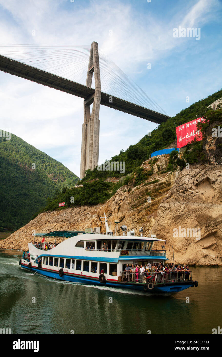 Small tourist boat sailing down China Shennong Stream Yangtze River ...