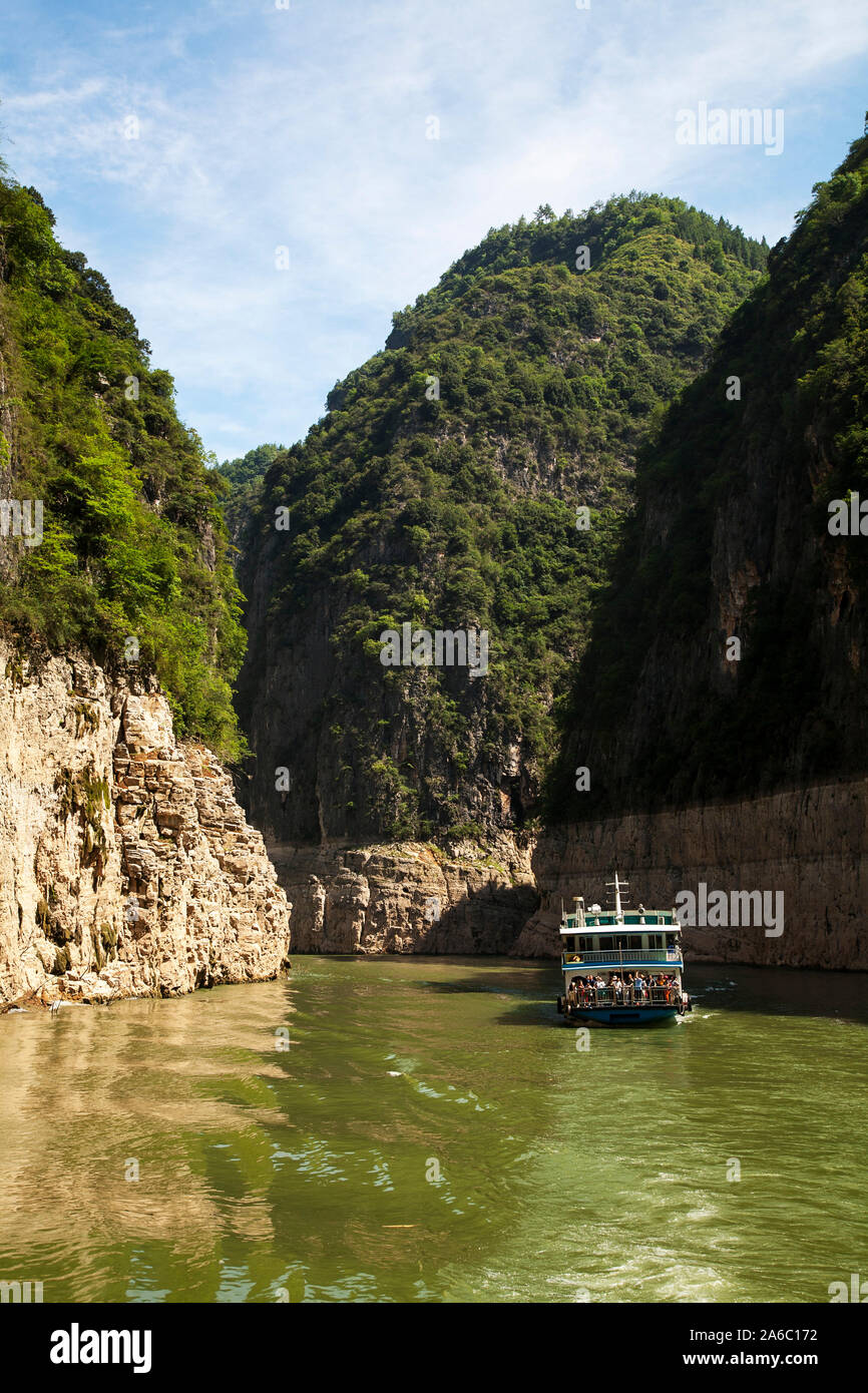 Small tourist boat sailing down China Shennong Stream Yangtze River ...