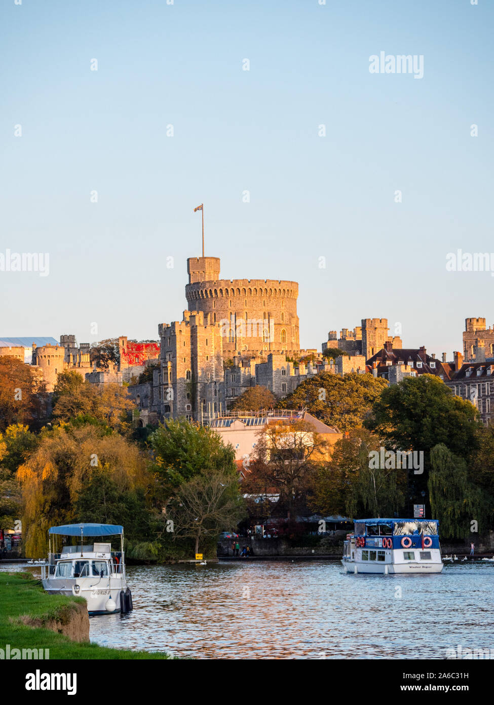Gb berkshire windsor castle river hi-res stock photography and images ...