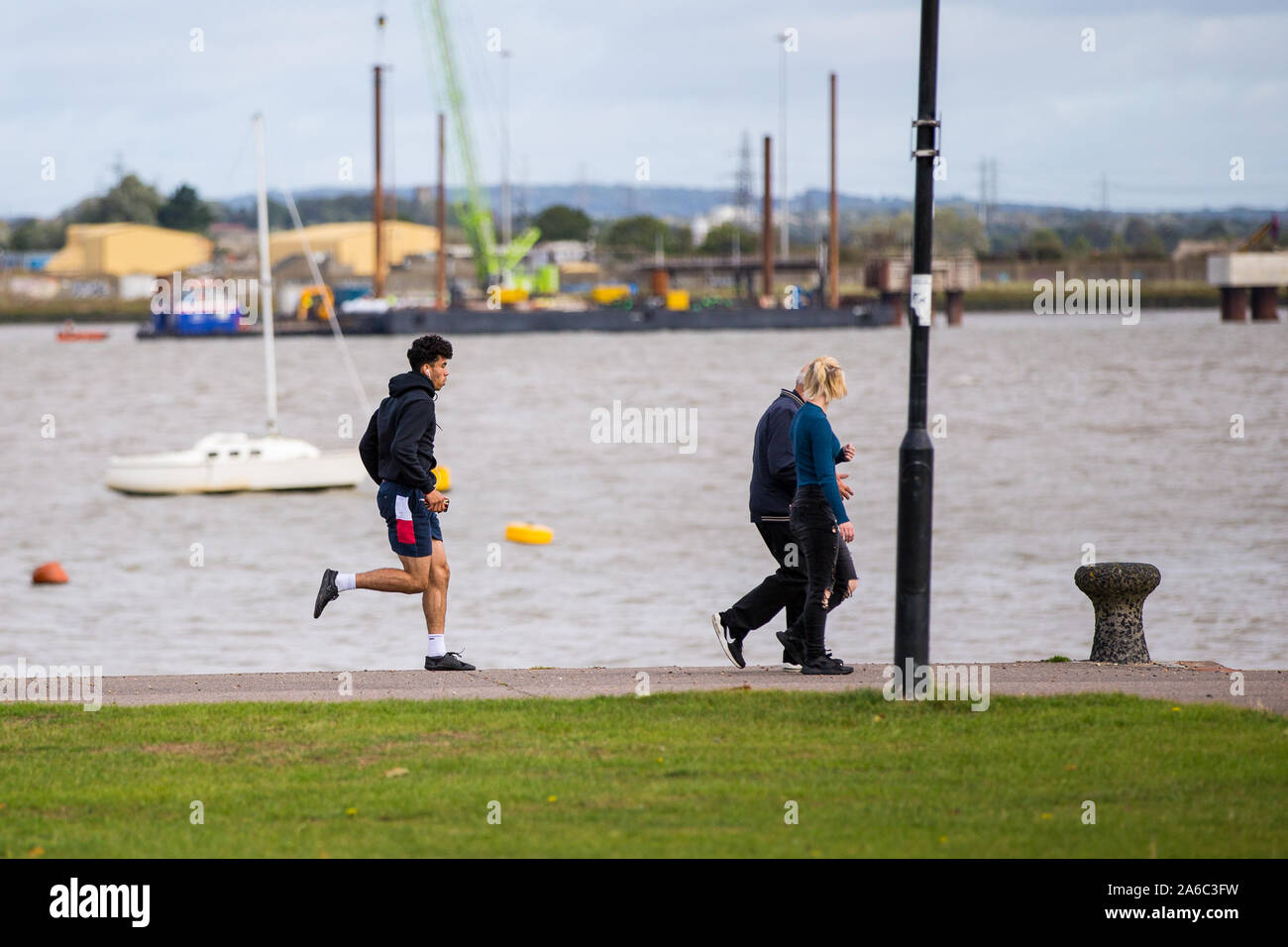 Running along thames hi-res stock photography and images - Alamy
